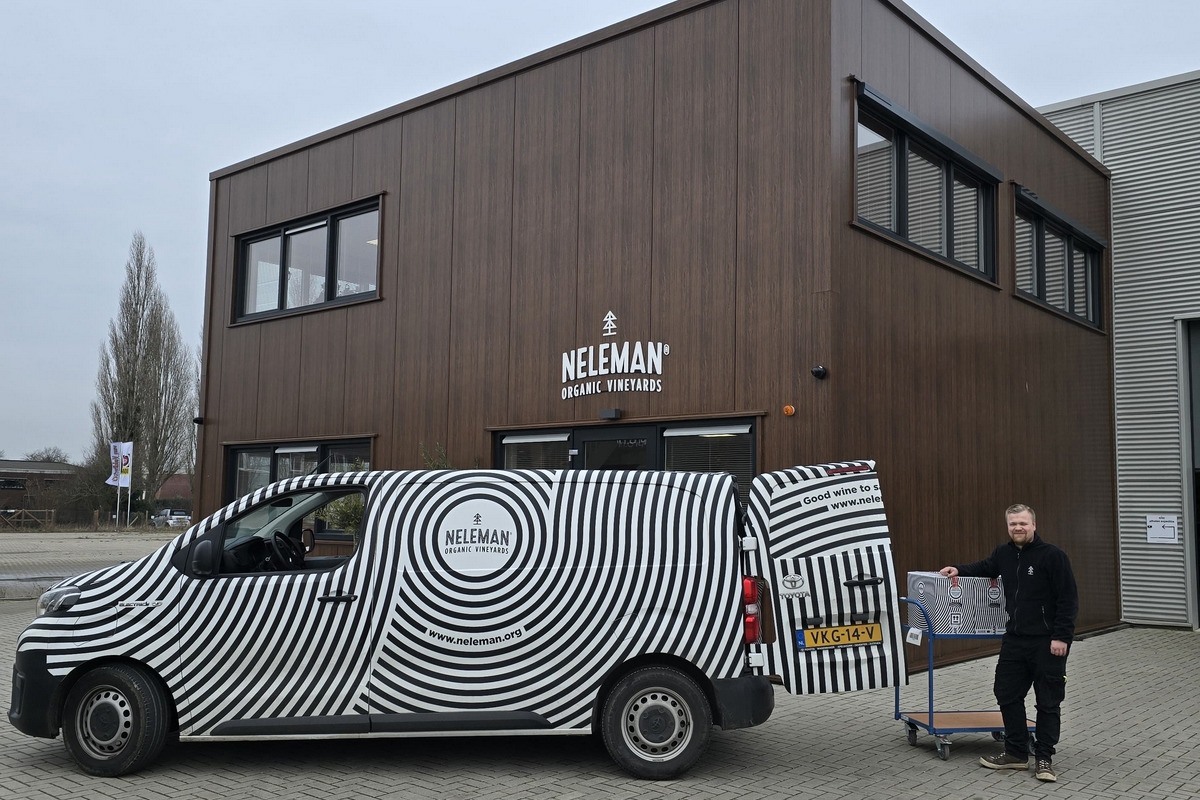 Elektrische zebra bus zorgt voor grote glimlach bij wijnliefhebber