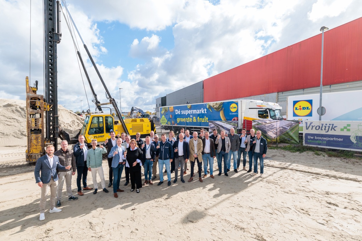Lidl opent vijfde snellaadplein en slaat eerste paal voor uitbreiding distributiecentrum